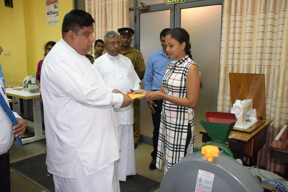 ස්වයං රැකියා උපකරණ කට්ටල බෙදාදීම – Uva Provincial Council – Official ...
